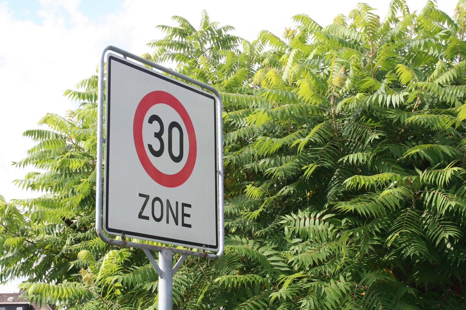 in-der-30er-zone-geblitzt-geldbu-en-punkte-und-fahrverbote
